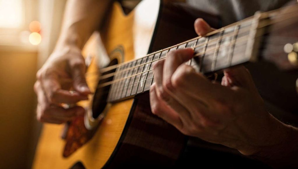 Maîtrisez les arpèges à la guitare : guide complet pour débutants